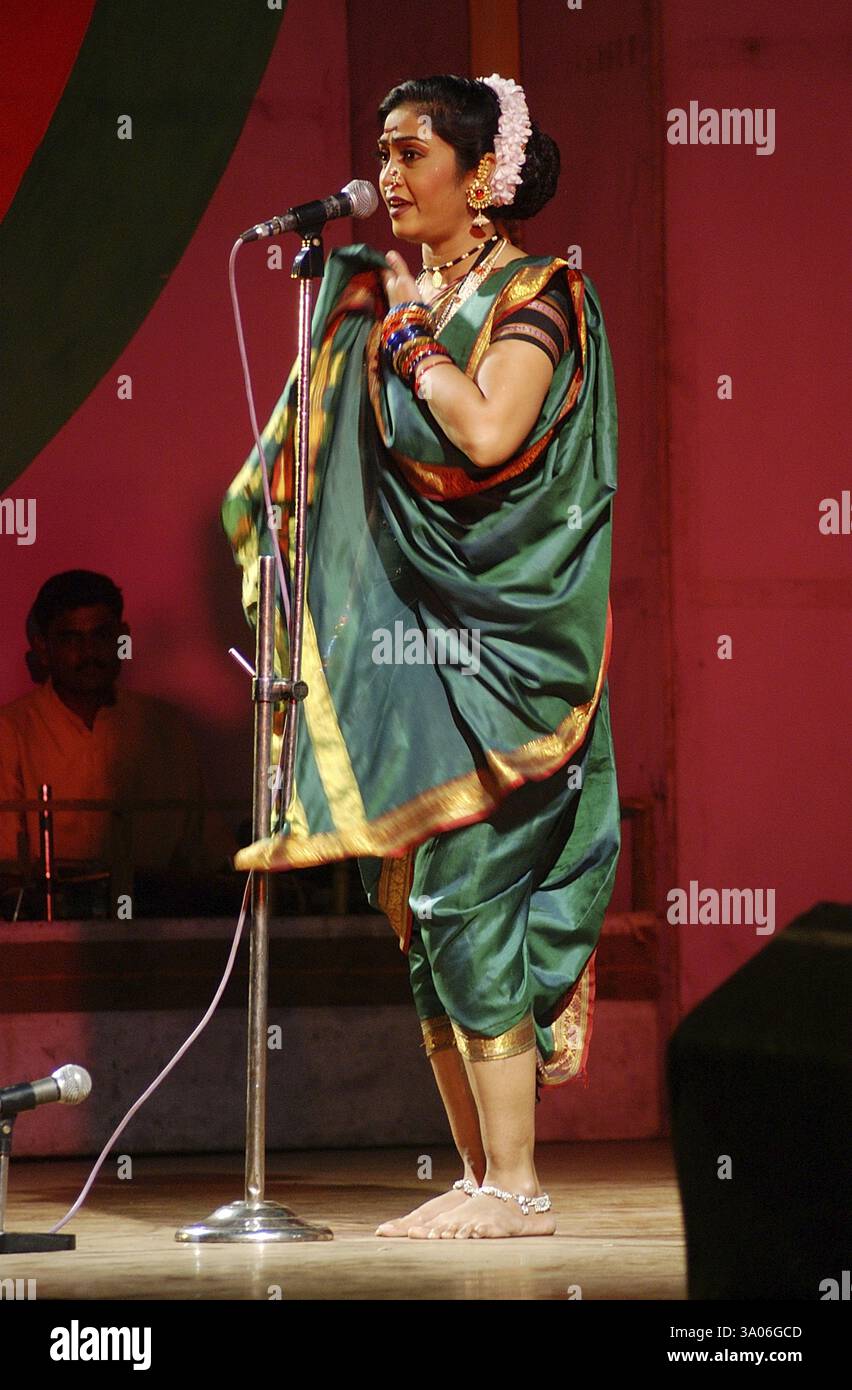 Lavni dance, traditional Maharashtrian dance Mumbai Bombay, Maharashtra ...