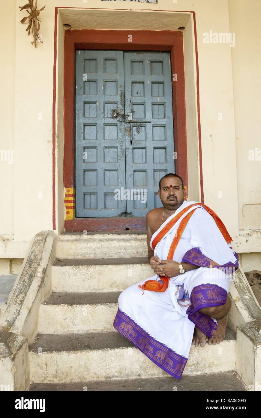 Temple Priest at Kamakshi Amman temple, Kanchipuram, kancheepuram ...