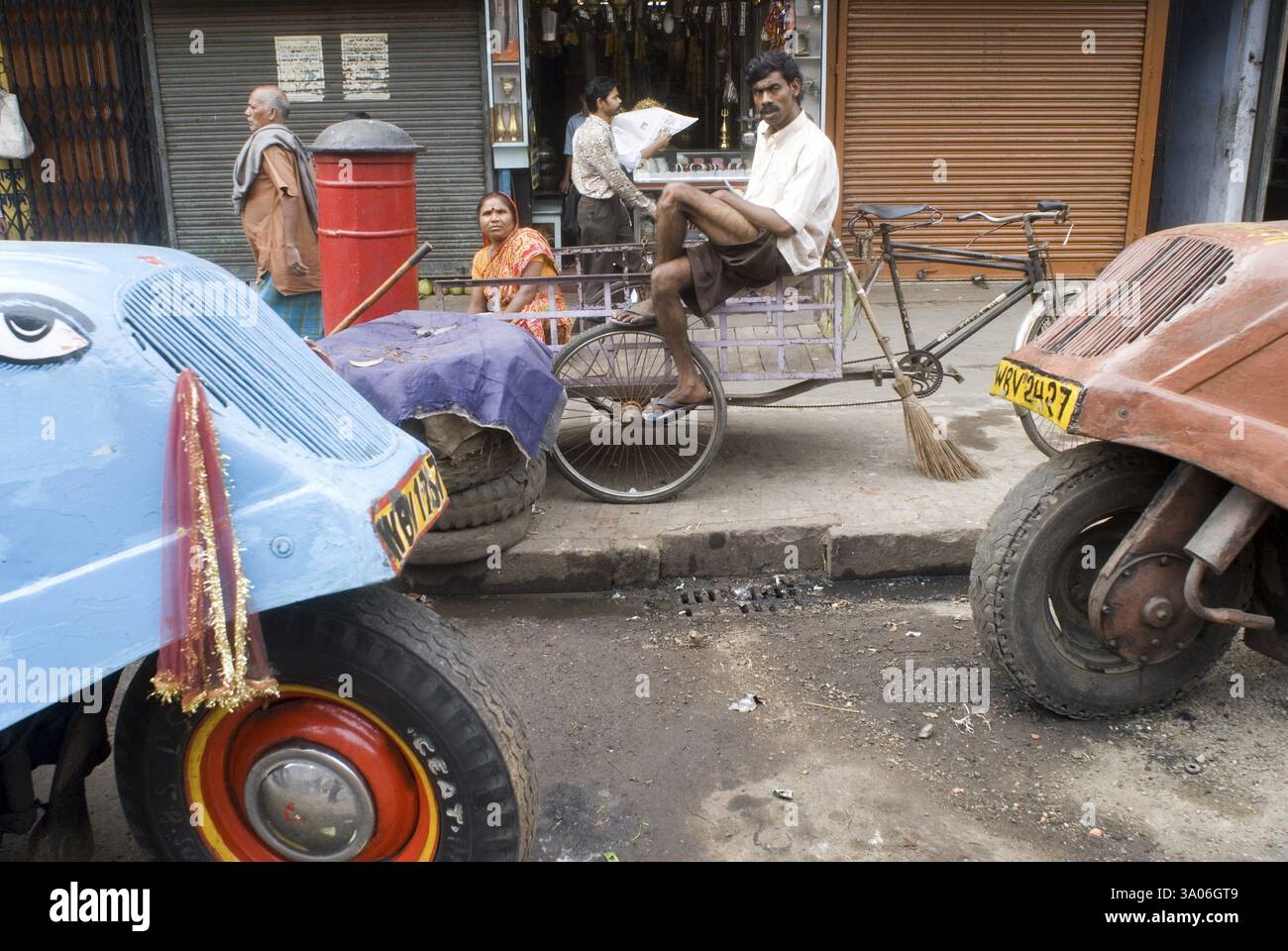 Cycle Rickshaw Puller on street scene, Kolkata, West Bengal, India ...