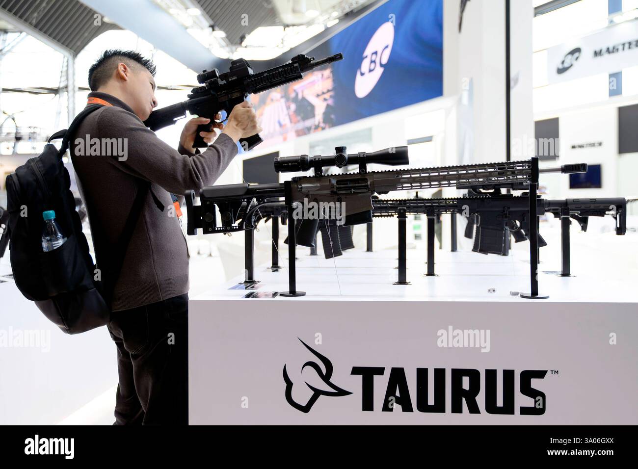 Schusswaffen von Taurus sind auf der Fachmesse für Jagd, Schießsport ...