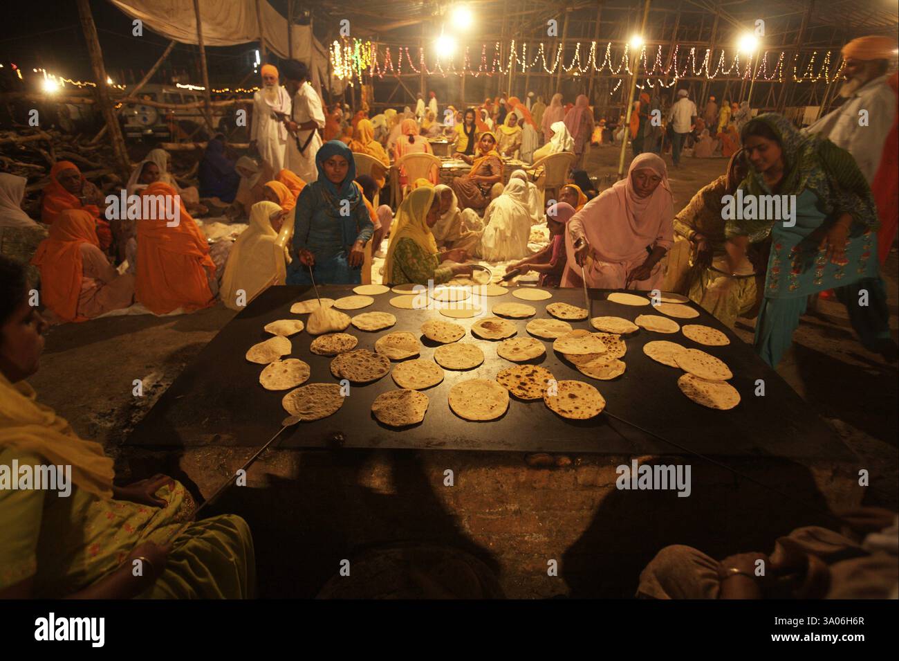 Sikh women devotees making rotis community kitchen in Sachkhand Saheb ...