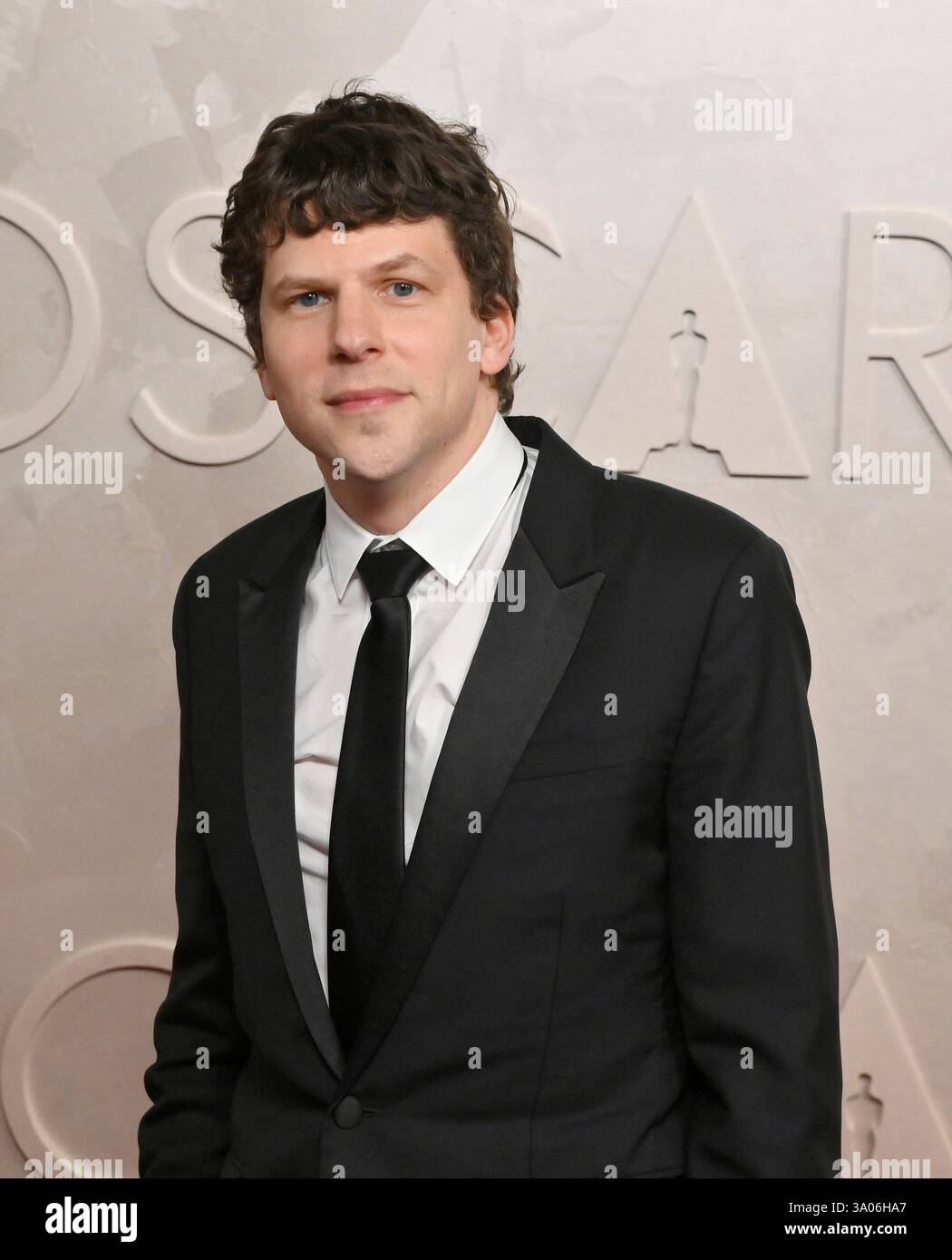 Los Angeles, United States. 02nd Mar, 2025. Jesse Eisenberg arrives on ...