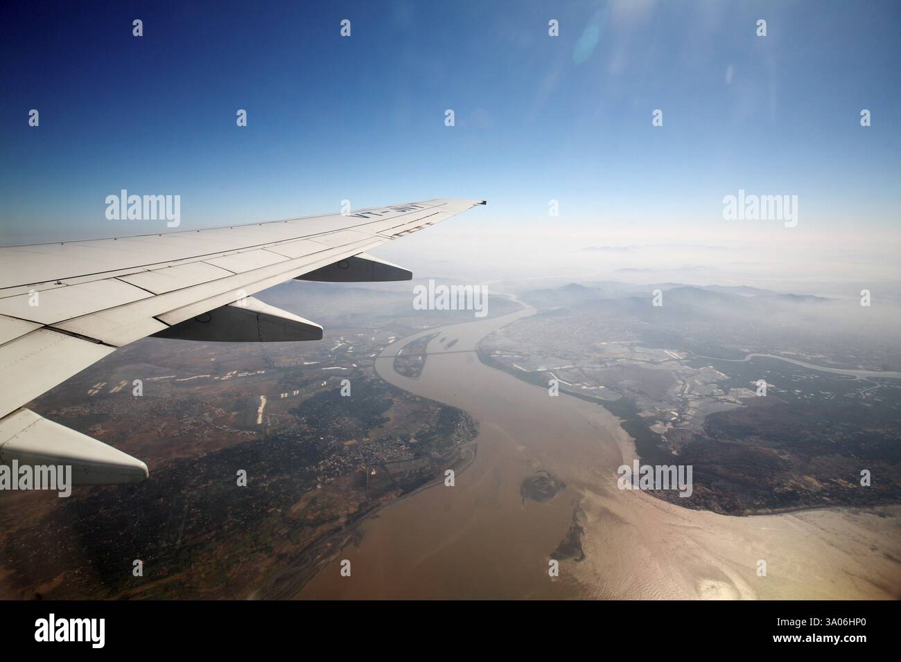 Flying aeroplane top view hi-res stock photography and images - Alamy