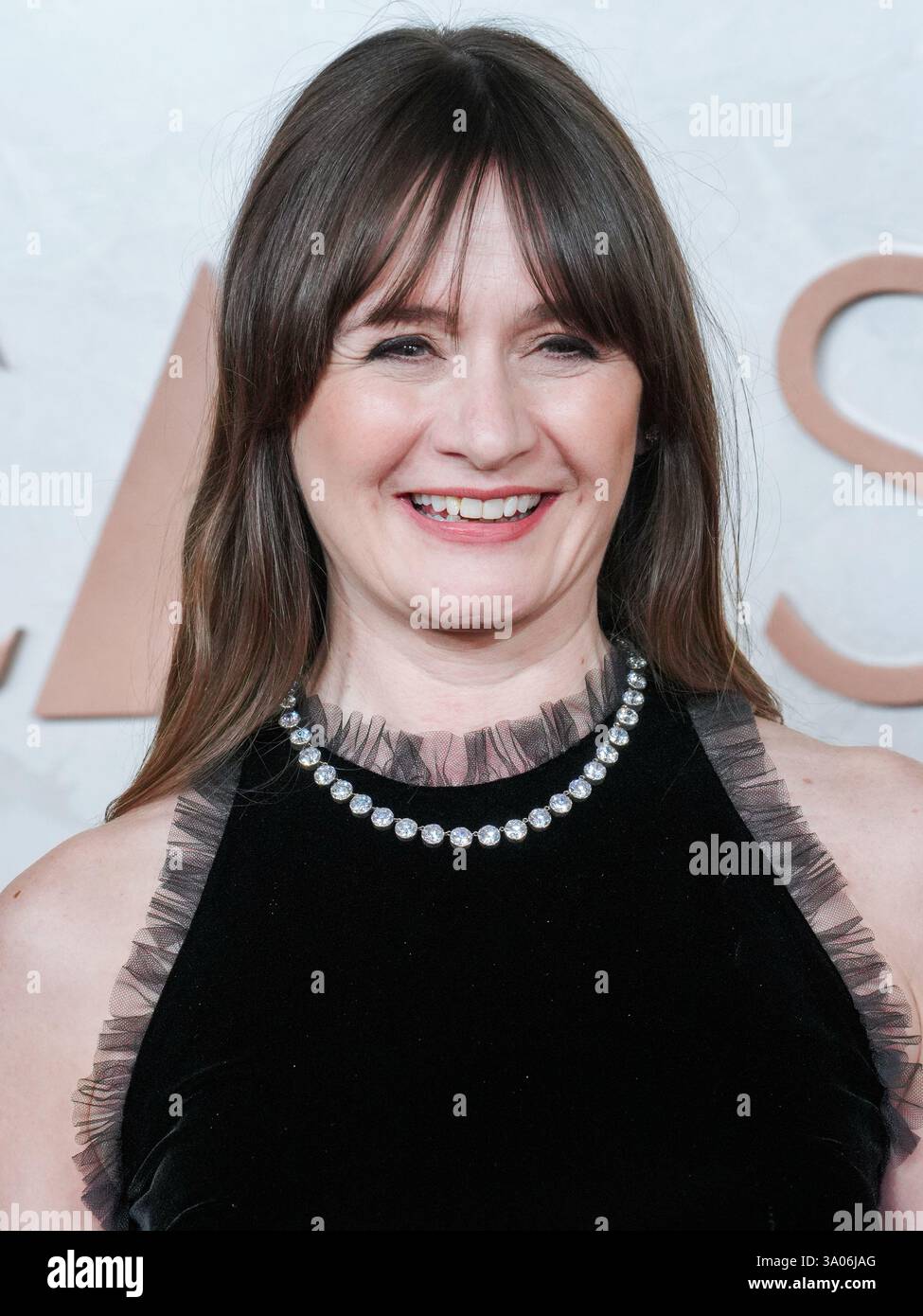 Los Angeles, USA. 02nd Mar, 2025. Emily Mortimer walking on the red ...