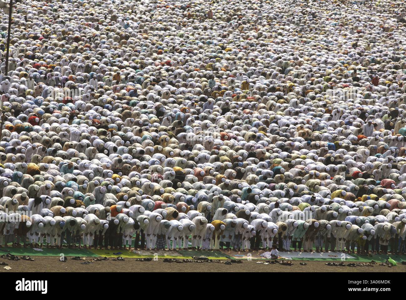 Crowd offering their Eid al Fitr or Ramzan id namaaz at Lashkar-e ...