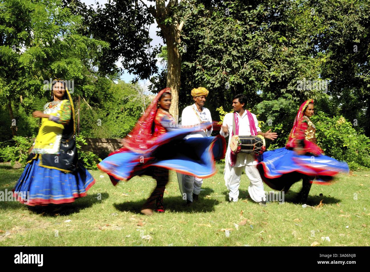 Folk chakri dancers dancing at marwar festival, Jodhpur, Rajasthan ...