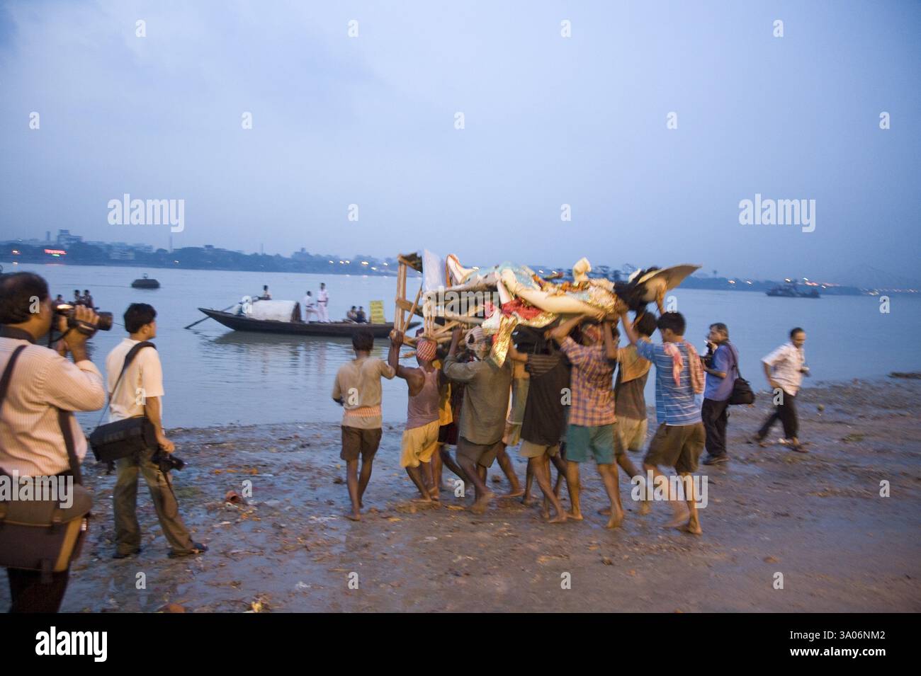 Farewell of the Durga Idol into the water of River Hooghly, Visarjan ...