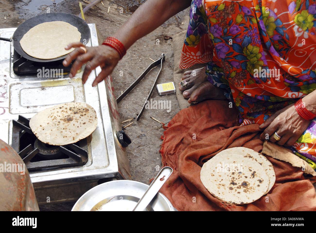 Rural women making chapattis near Godavari river, Nasik, Maharashtra ...