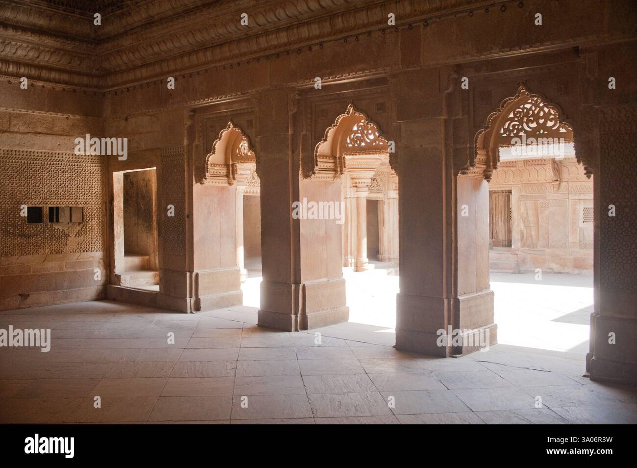 One entrances ancient palace hi-res stock photography and images - Alamy