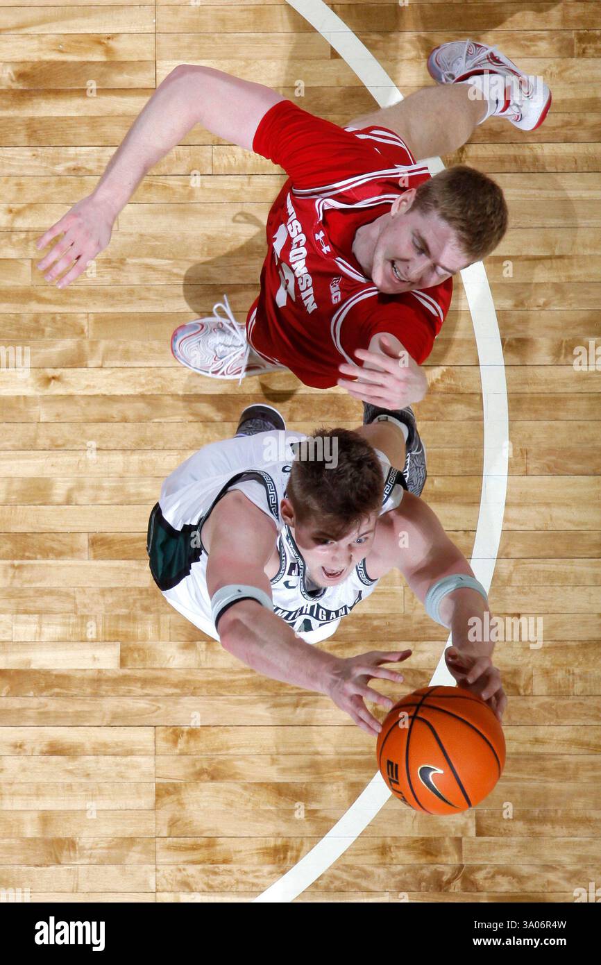 Michigan State forward Jaxon Kohler, bottom, and Wisconsin forward ...