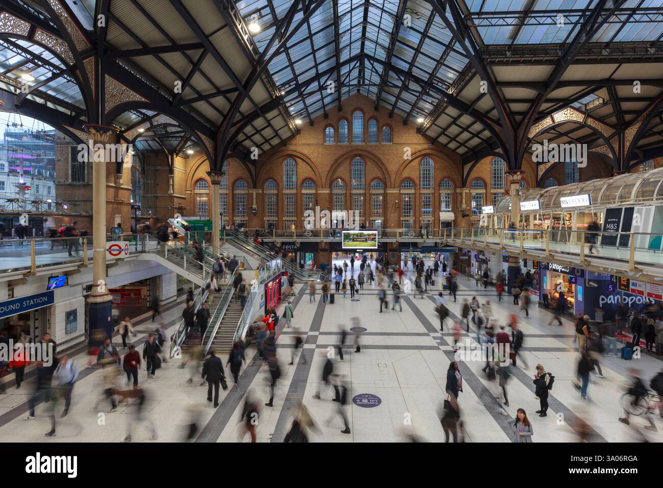 Morning rail passengers / rail commuters on the concourse at London ...