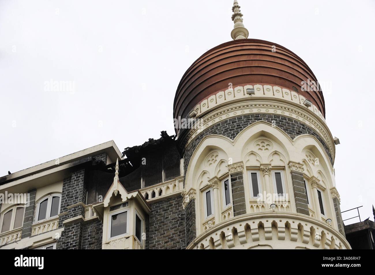 Burn window of Taj Mahal hotel, after terrorist attack by Deccan ...