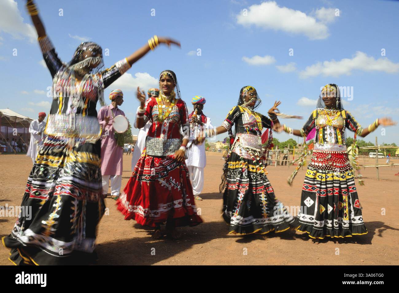 Kalbeliya folk dancers dancing at marwar festival, Jodhpur, Rajasthan ...