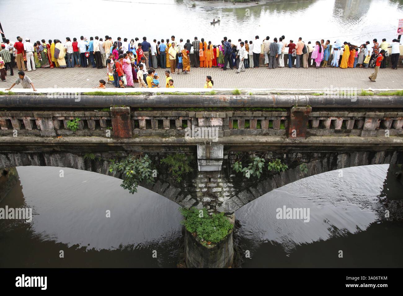 People standing on old kalwa thane creek bridge watching, Thane ...