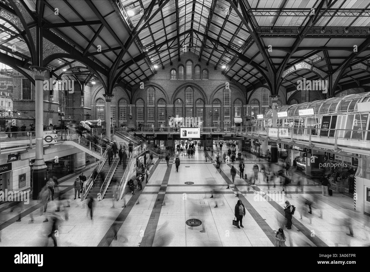 Morning rail passengers / rail commuters on the concourse at London ...
