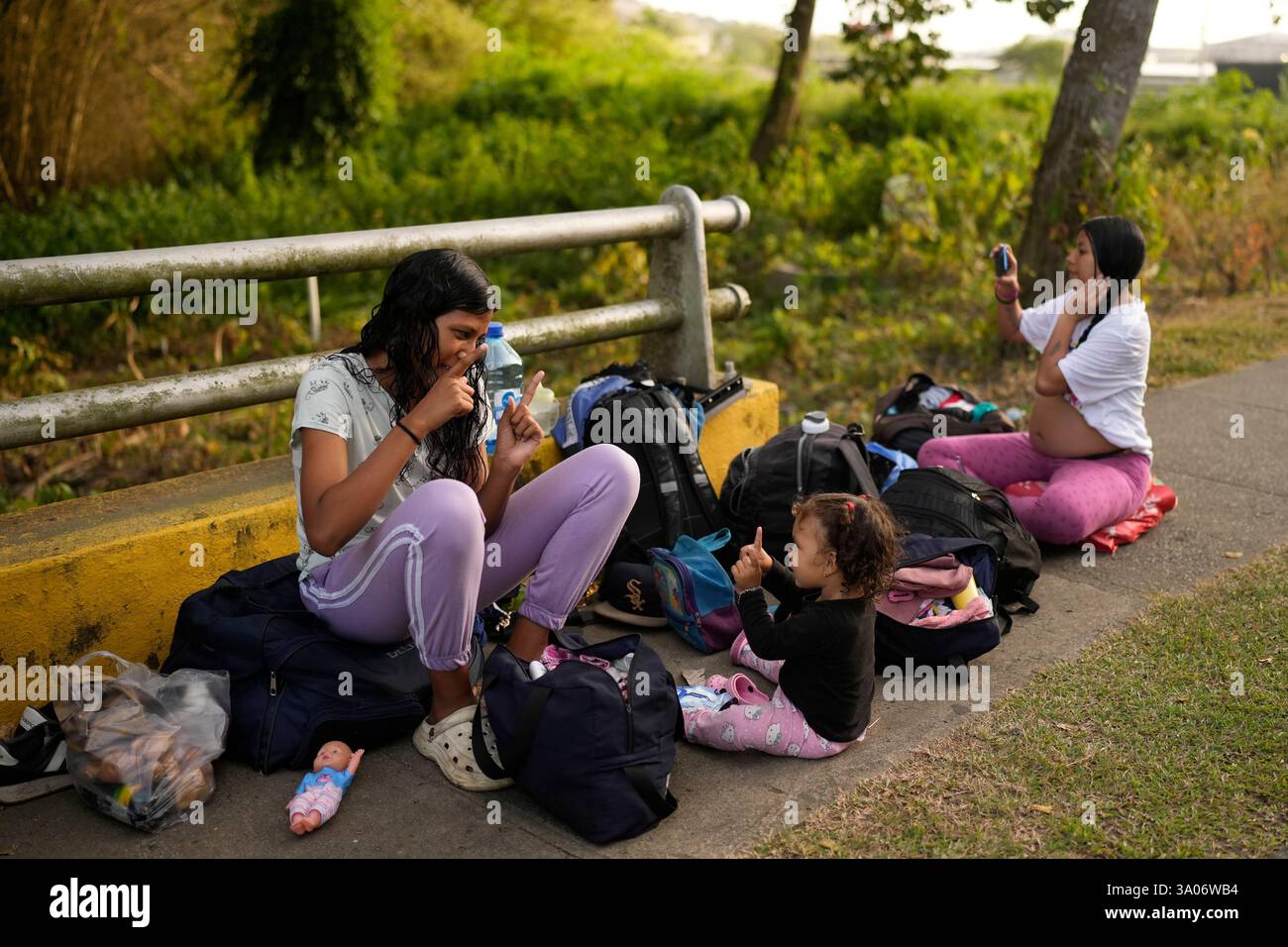 Venezuelan migrant Yajaidys Toro plays with her daughter Alexa Garcia ...