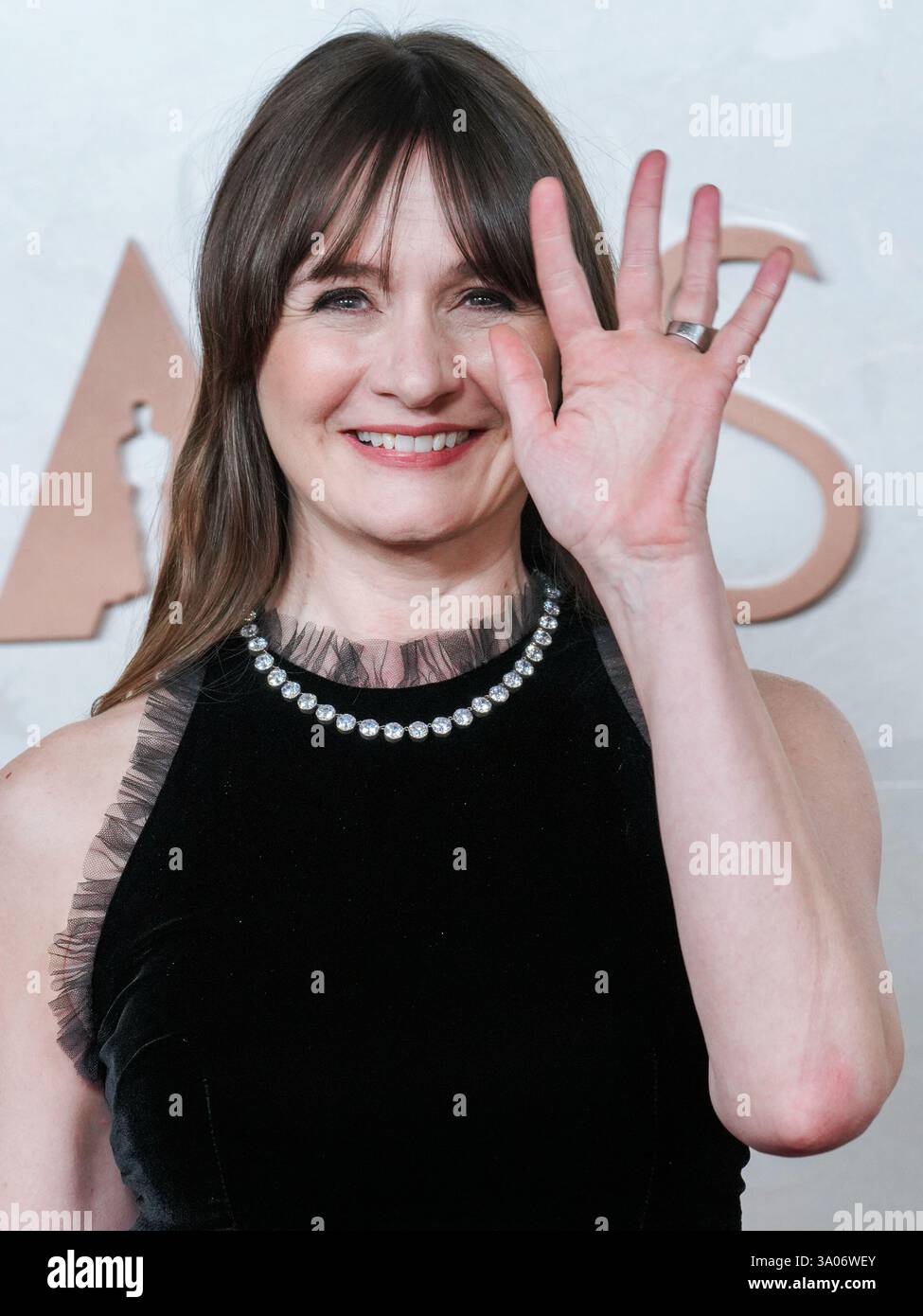Los Angeles, USA. 02nd Mar, 2025. Emily Mortimer walking on the red ...
