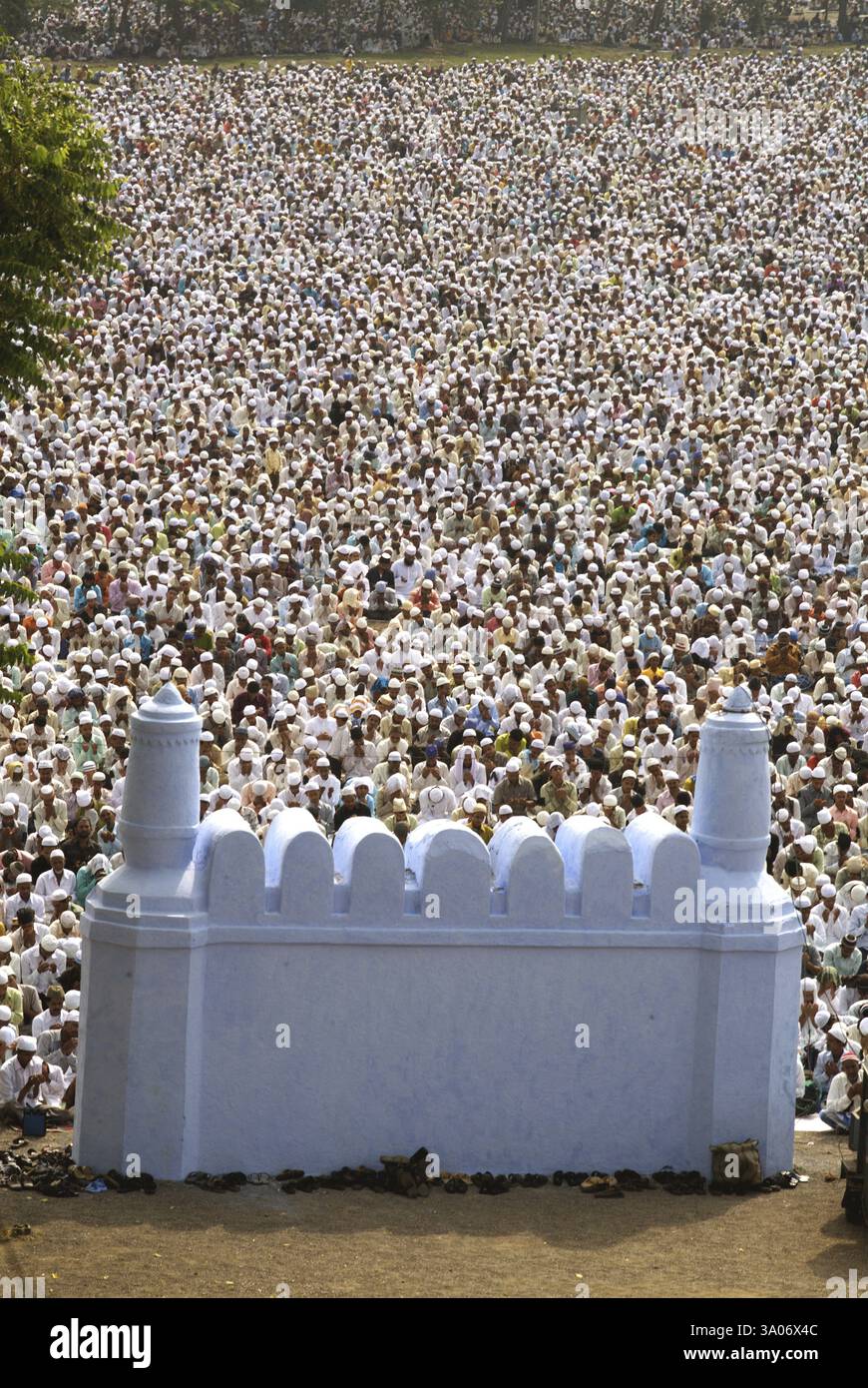 Crowd offering their Eid al Fitr or Ramzan id namaaz at Lashkar-e ...