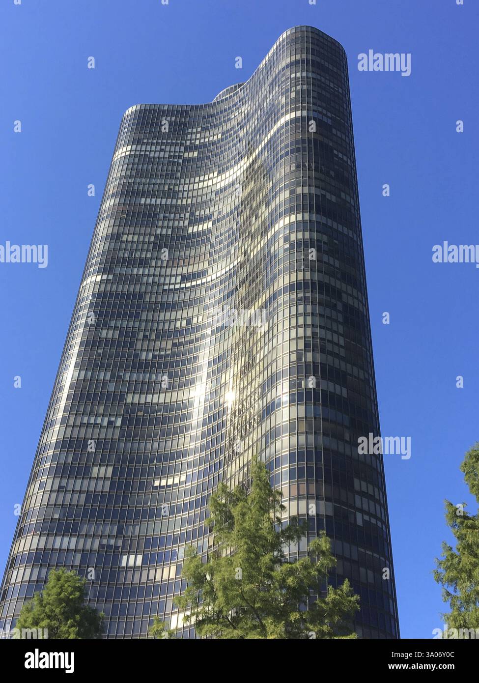 Tall modern wave design skyscraper against clear blue sky, chicago ...
