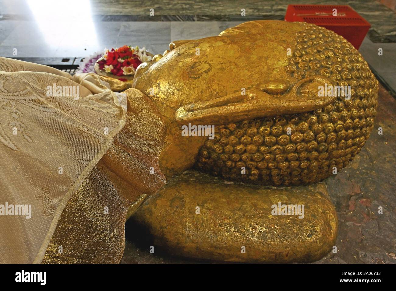Statue of Lord Buddha's nirwan Mahaparinirvan, Buddhist site ...