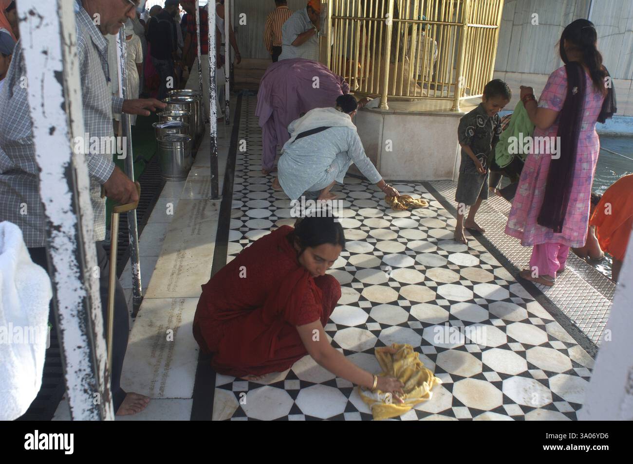 Sikh cleaning the floor voluntarily at golden temple, Amritsar, Punjab ...
