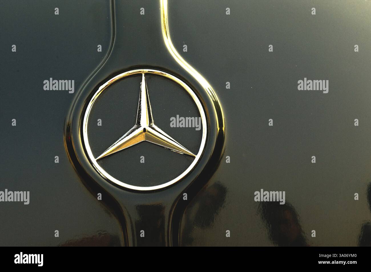 Vintage german car, mercedes benz logo, India, Asia Stock Photo - Alamy