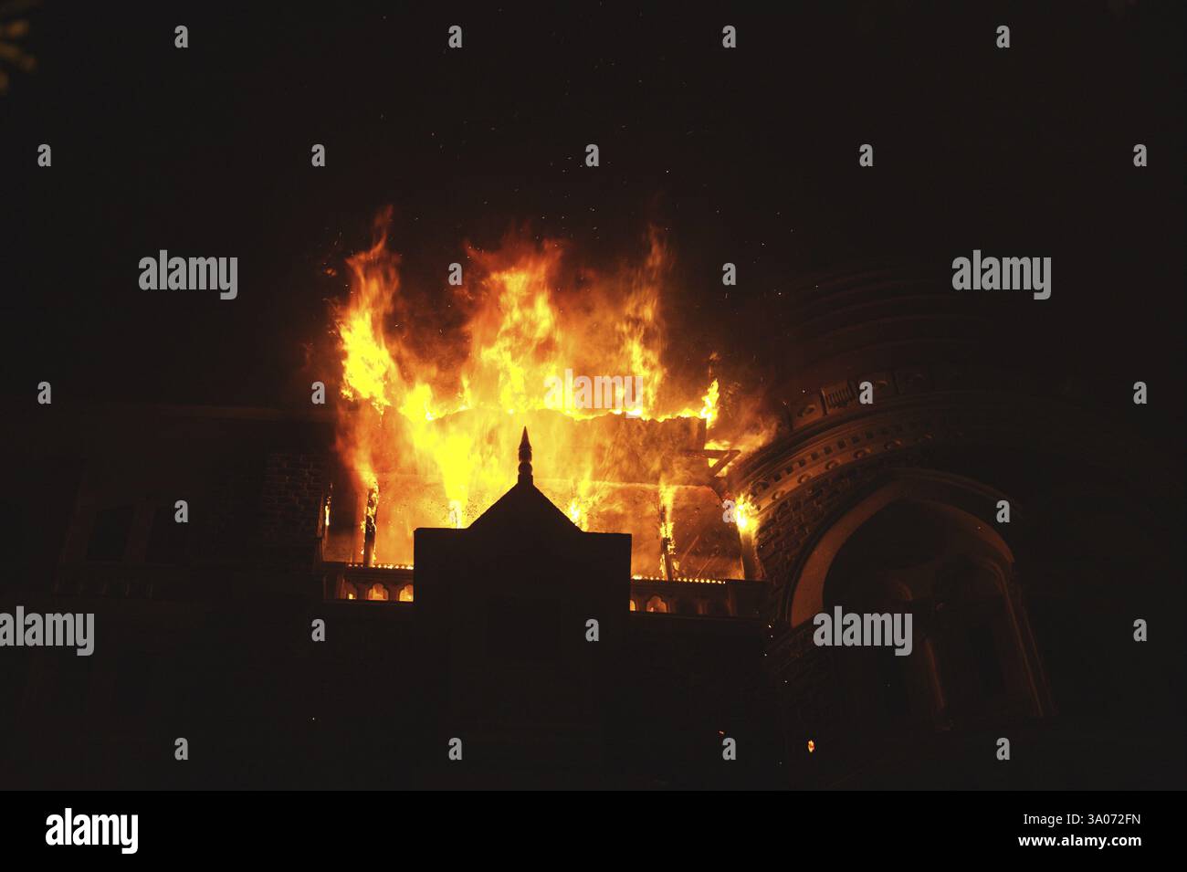 Taj Mahal hotel engulfed in fire during terrorist attack by Deccan ...