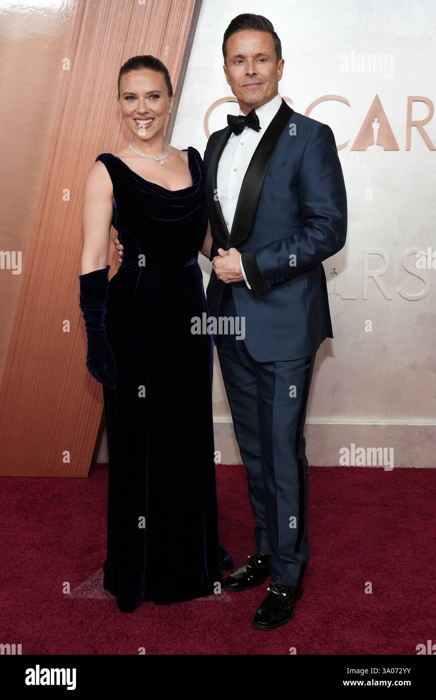 Scarlett Johansson and Colin Jost arrives at the Oscars on Sunday ...