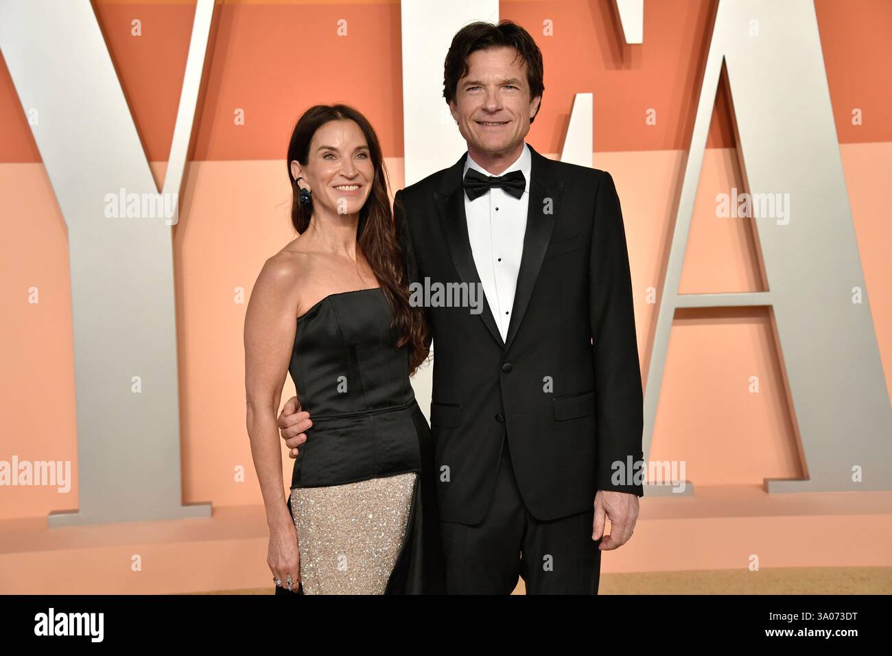 Amanda Anka and Jason Bateman arrive at the Vanity Fair Oscar Party on ...