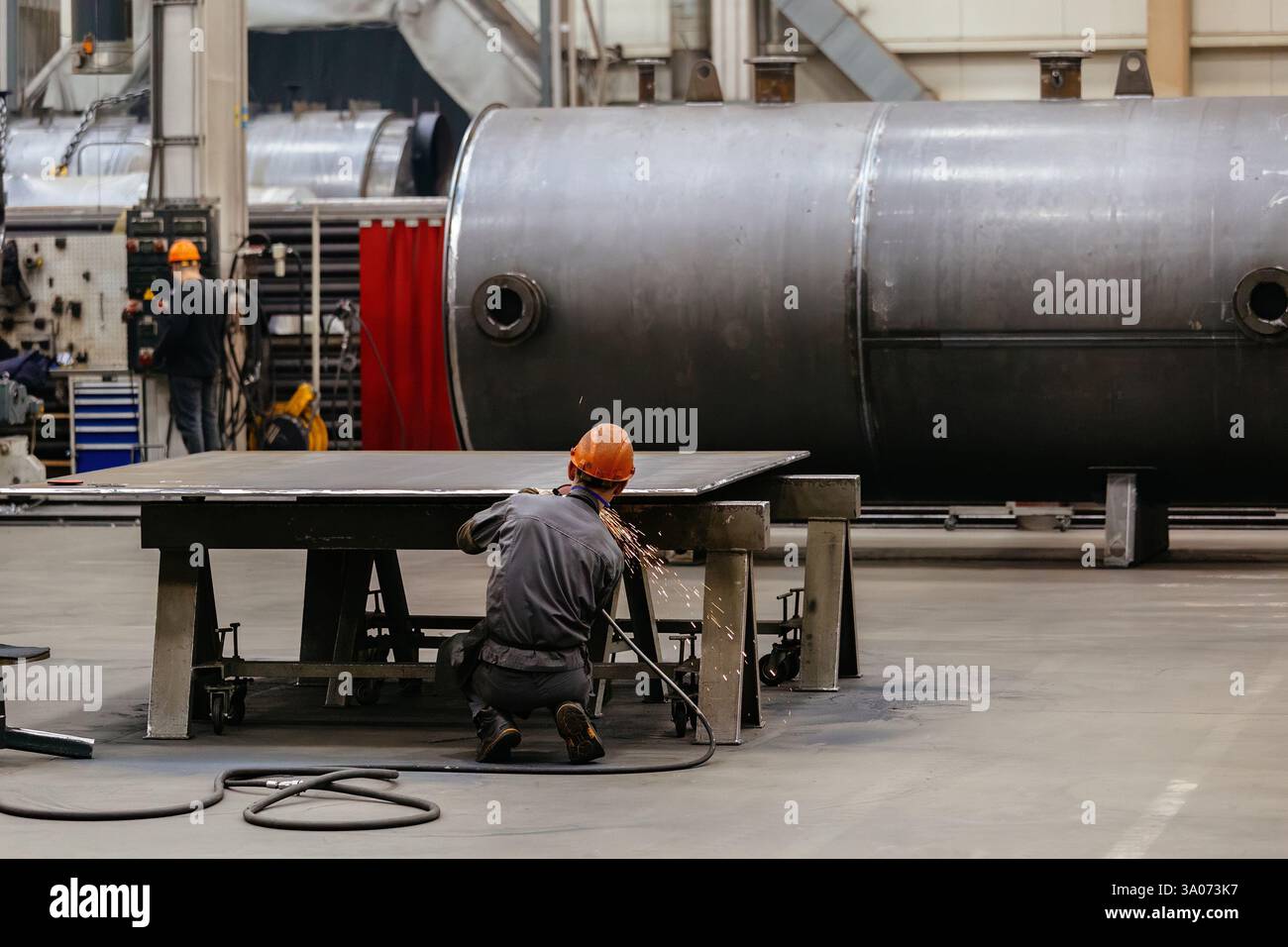 Worker grinding cutting steel plate hi-res stock photography and images ...