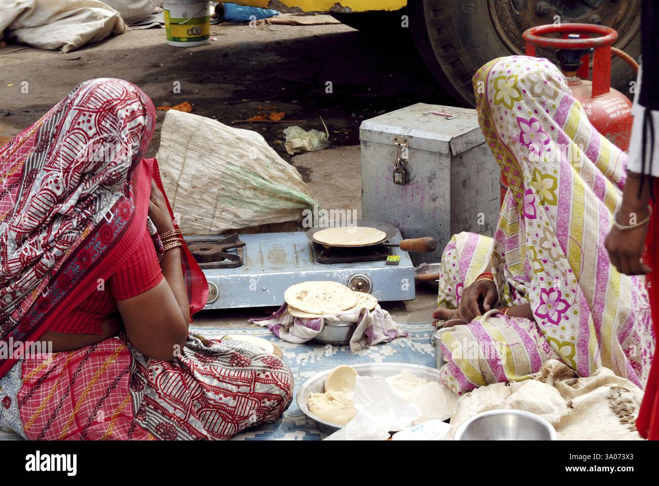 Rural women making chapattis near Godavari river, Nasik, Maharashtra ...