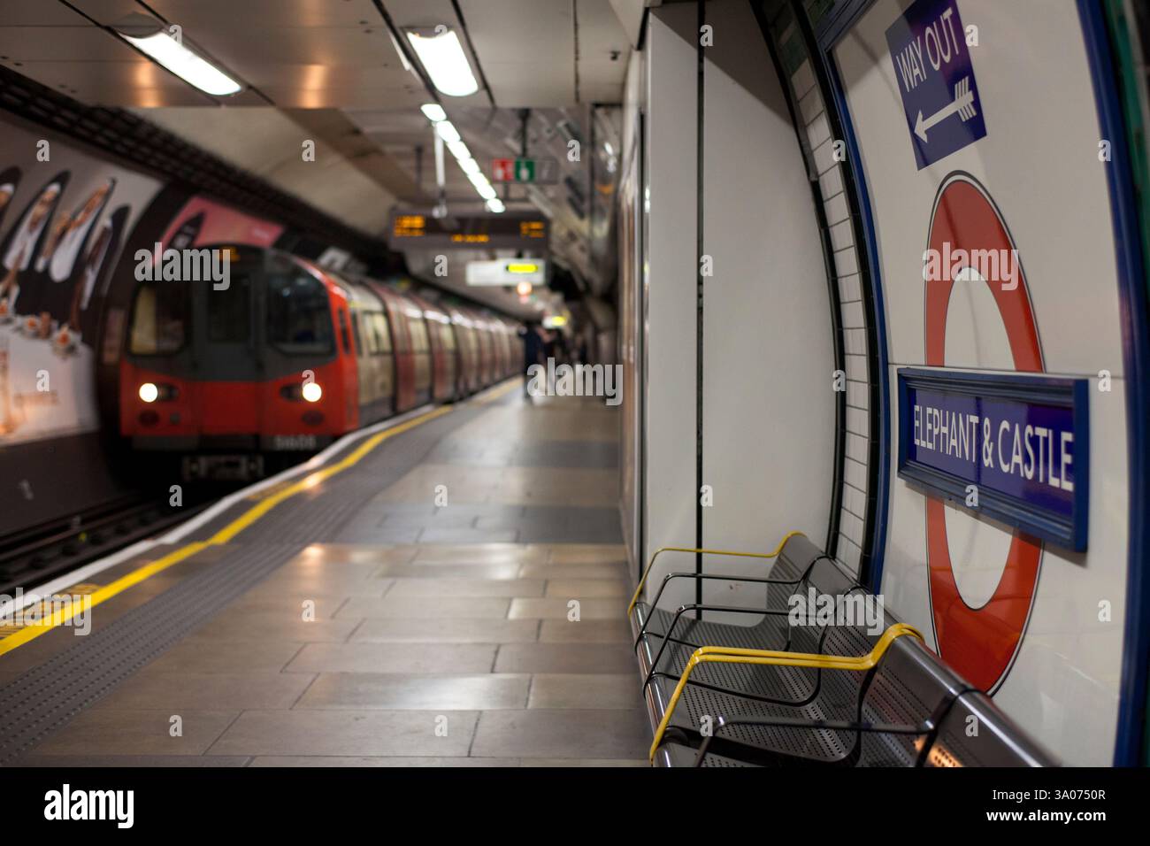 London Underground 1995 stock Northern line train at Elephant and ...