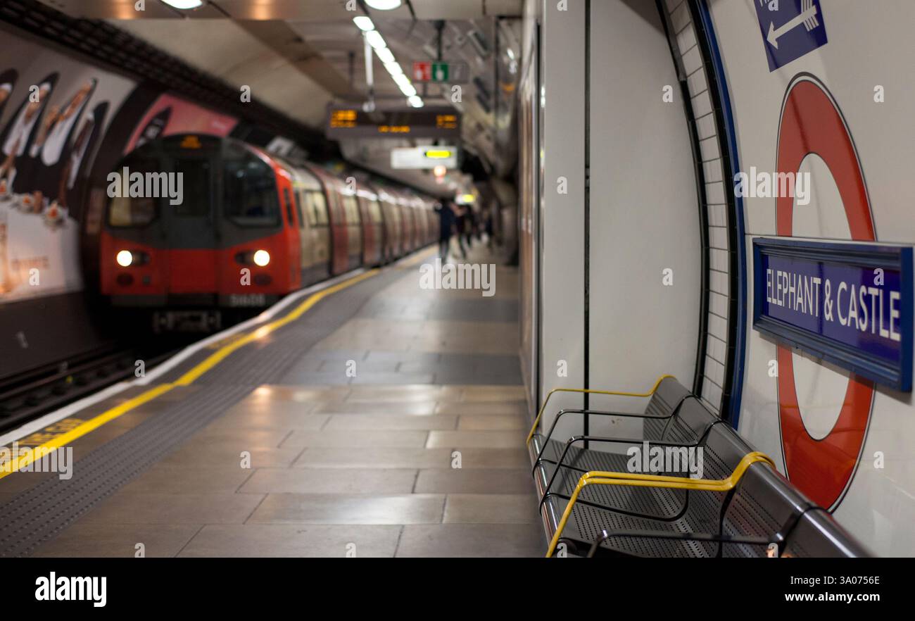 London Underground 1995 stock Northern line train at Elephant and ...