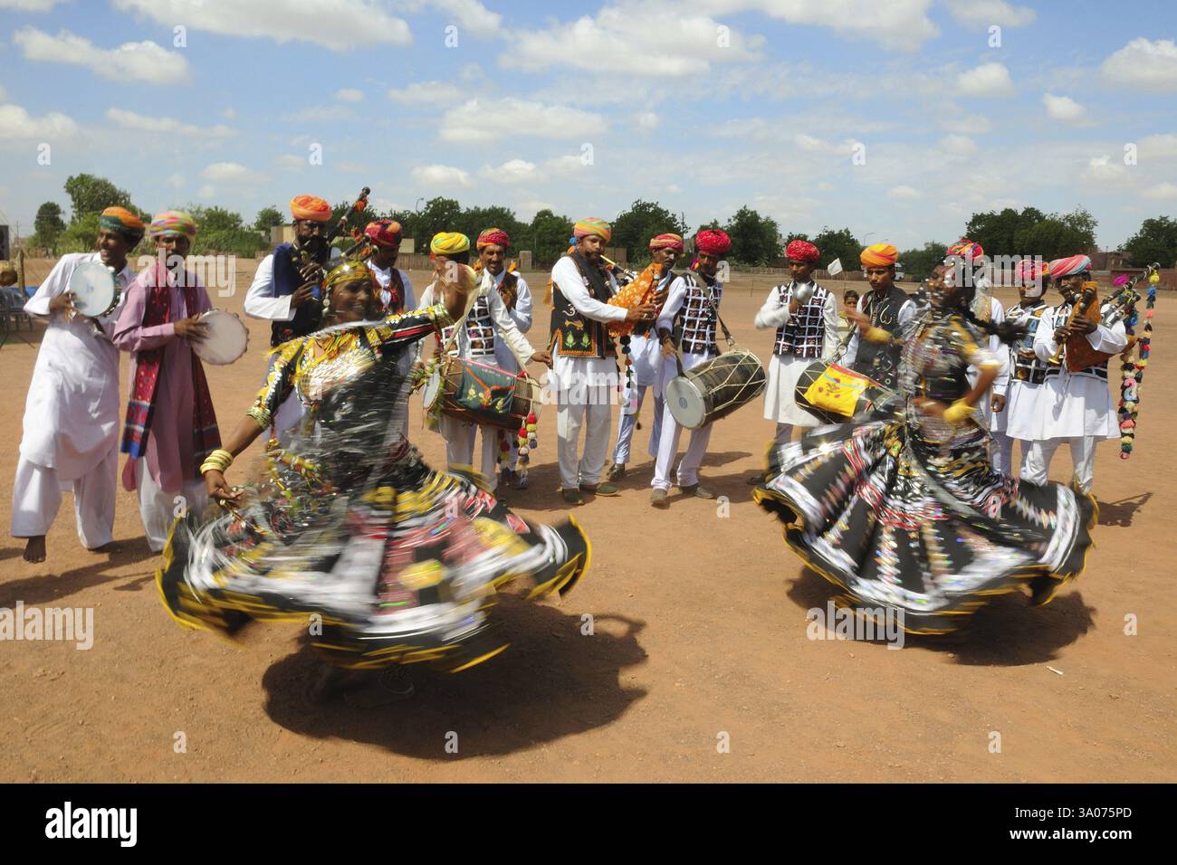 Kalbeliya folk dancers dancing at marwar festival, Jodhpur, Rajasthan ...