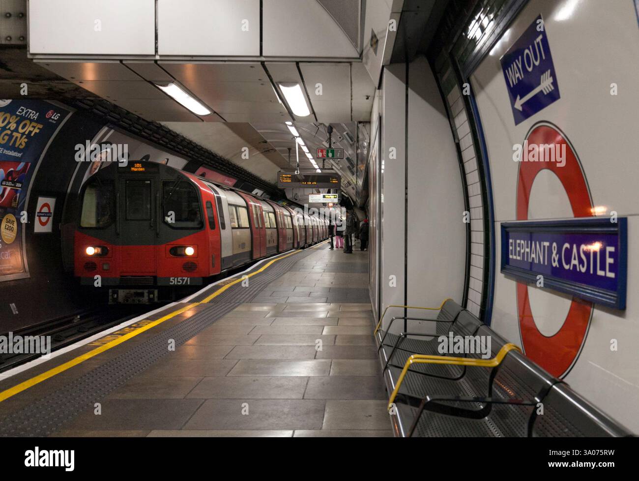 London Underground 1995 stock Northern line train at Elephant and ...