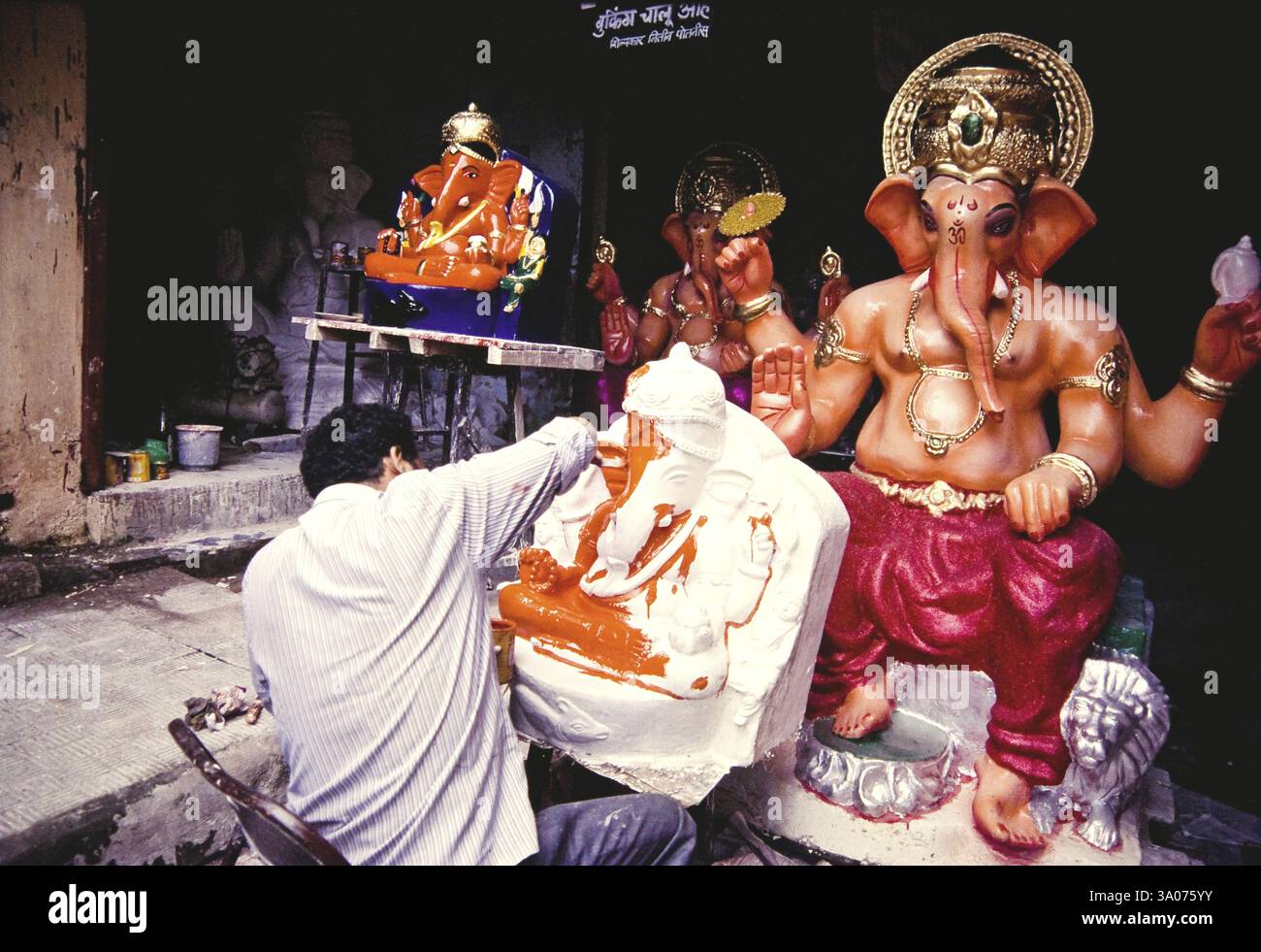Man making idols hi-res stock photography and images - Alamy
