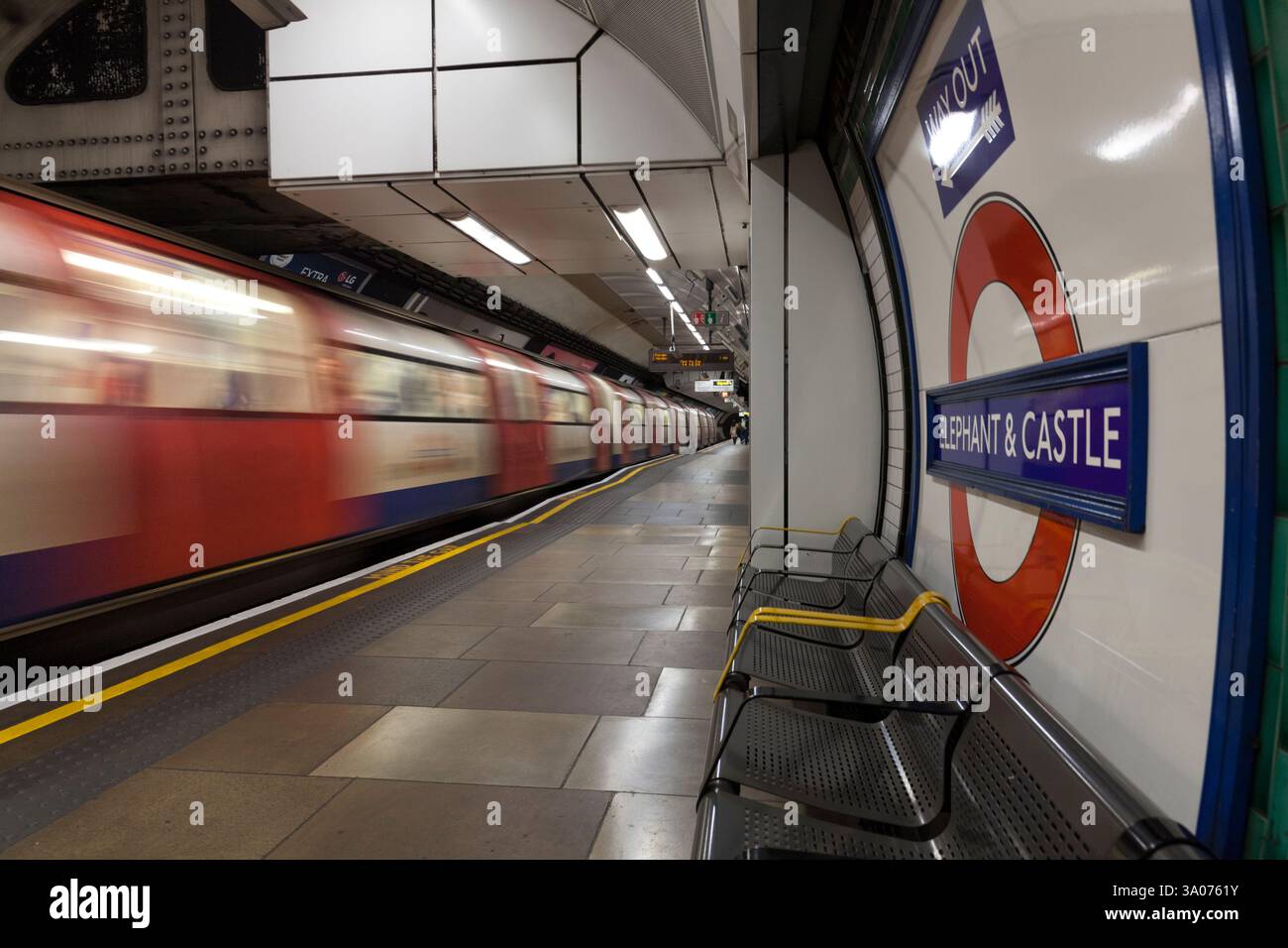 London Underground 1995 stock Northern line train at Elephant and ...