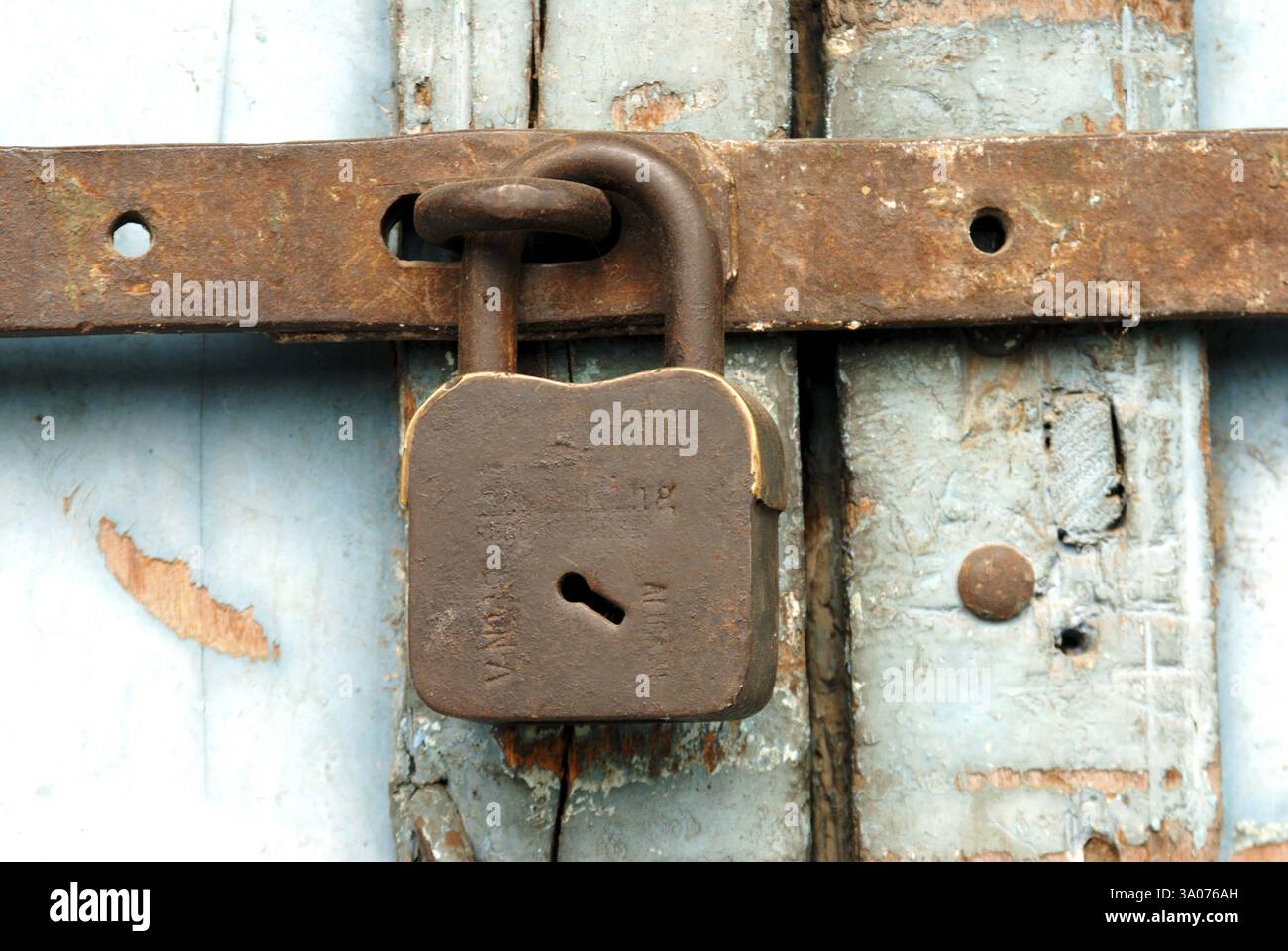 Old lock closing system of door Stock Photo - Alamy