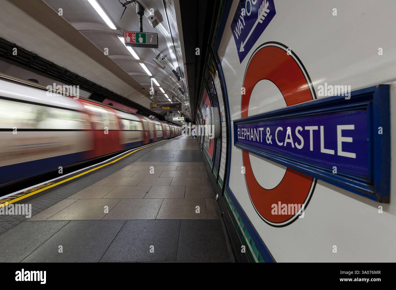 London Underground 1995 stock Northern line train at Elephant and ...