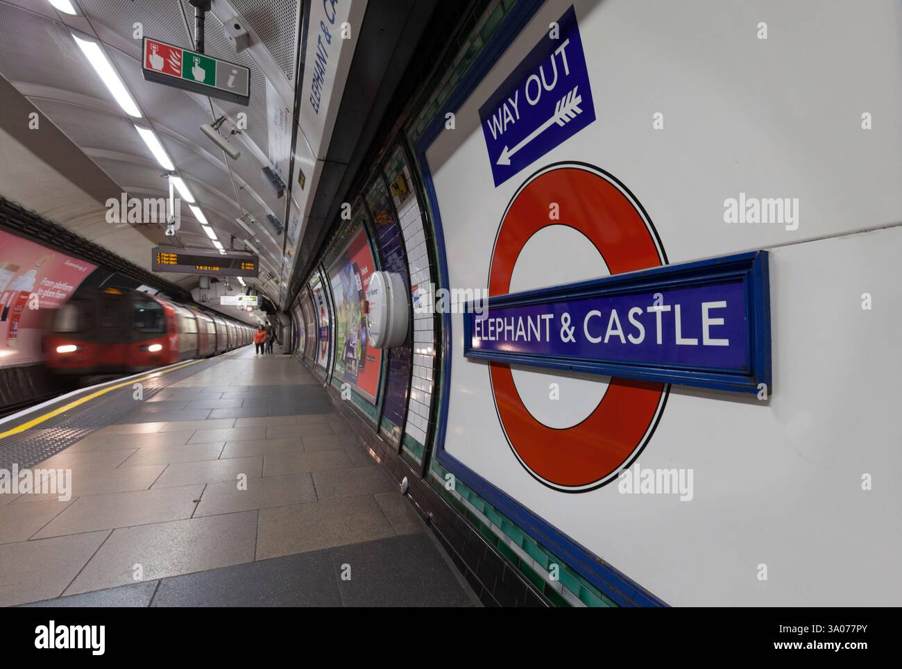 London Underground 1995 stock Northern line train at Elephant and ...