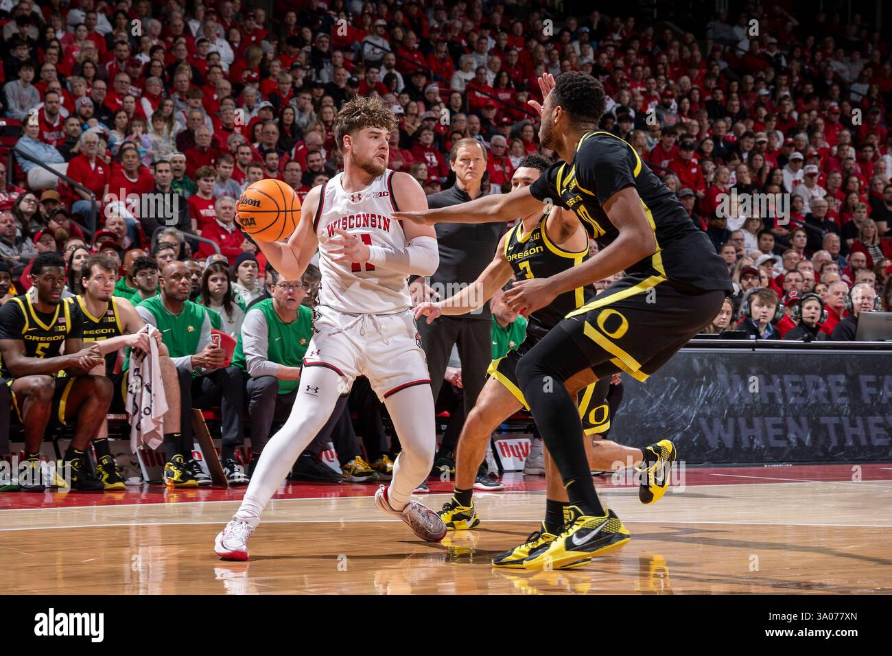 Wisconsin Badgers guard Max Klesmit (11) handles the ball during a Big ...