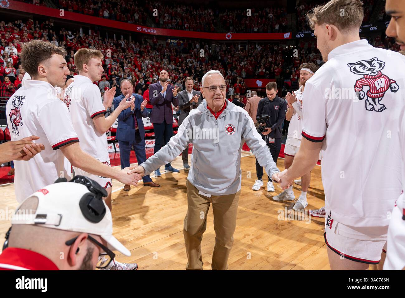 Wisconsin Badgers honor former Head Coach Dick Bennett and the 2000 ...