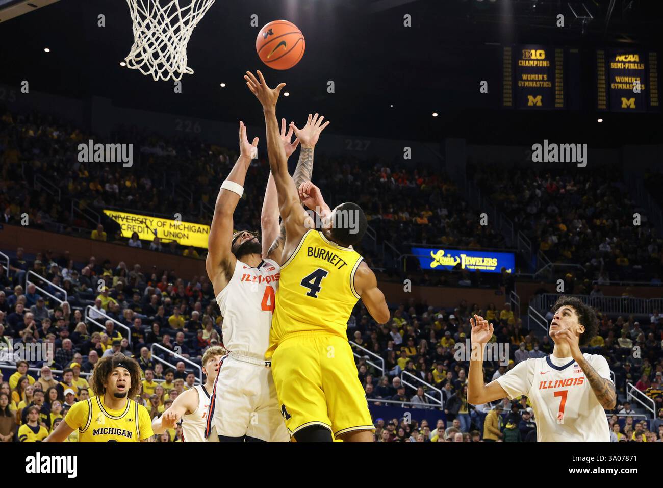 ANN ARBOR, MI - MARCH 02: Illinois Fighting Illini guard Kylan Boswell ...