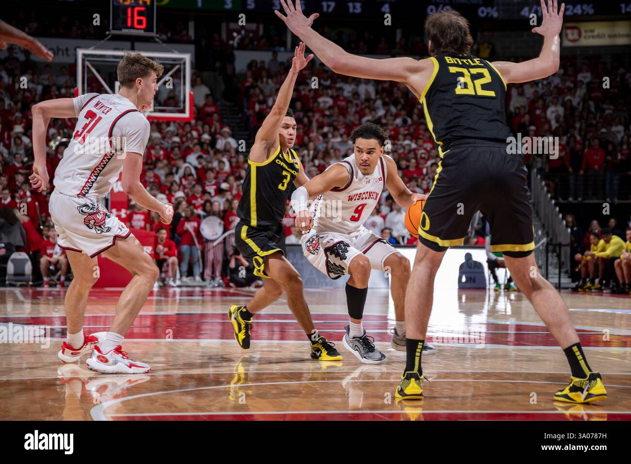Wisconsin Badgers guard John Tonje (9) handles the ball during a Big ...