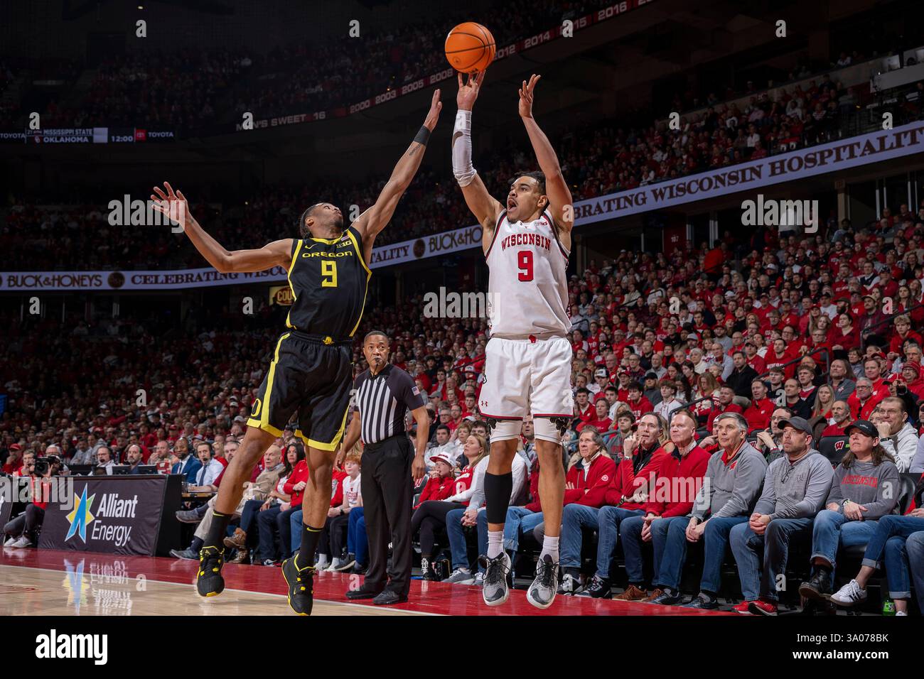 Wisconsin Badgers guard John Tonje (9) shoots the ball during a Big Ten ...
