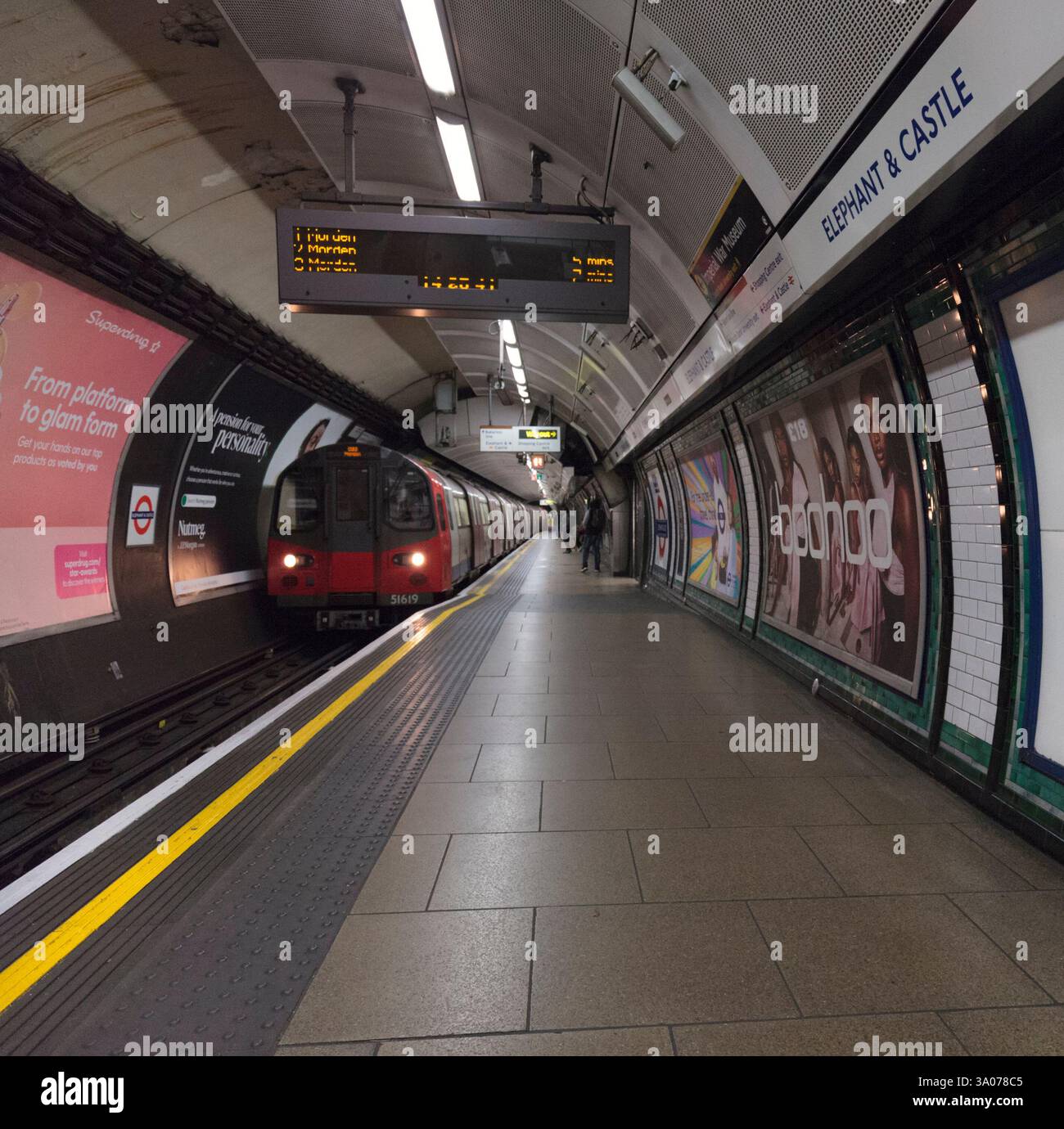 London Underground 1995 stock Northern line train at Elephant and ...