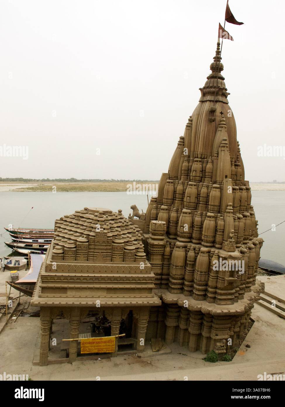 The leaning Ratneshwar Mahadev Temple at Manikarnika Ghat, Varanasi ...