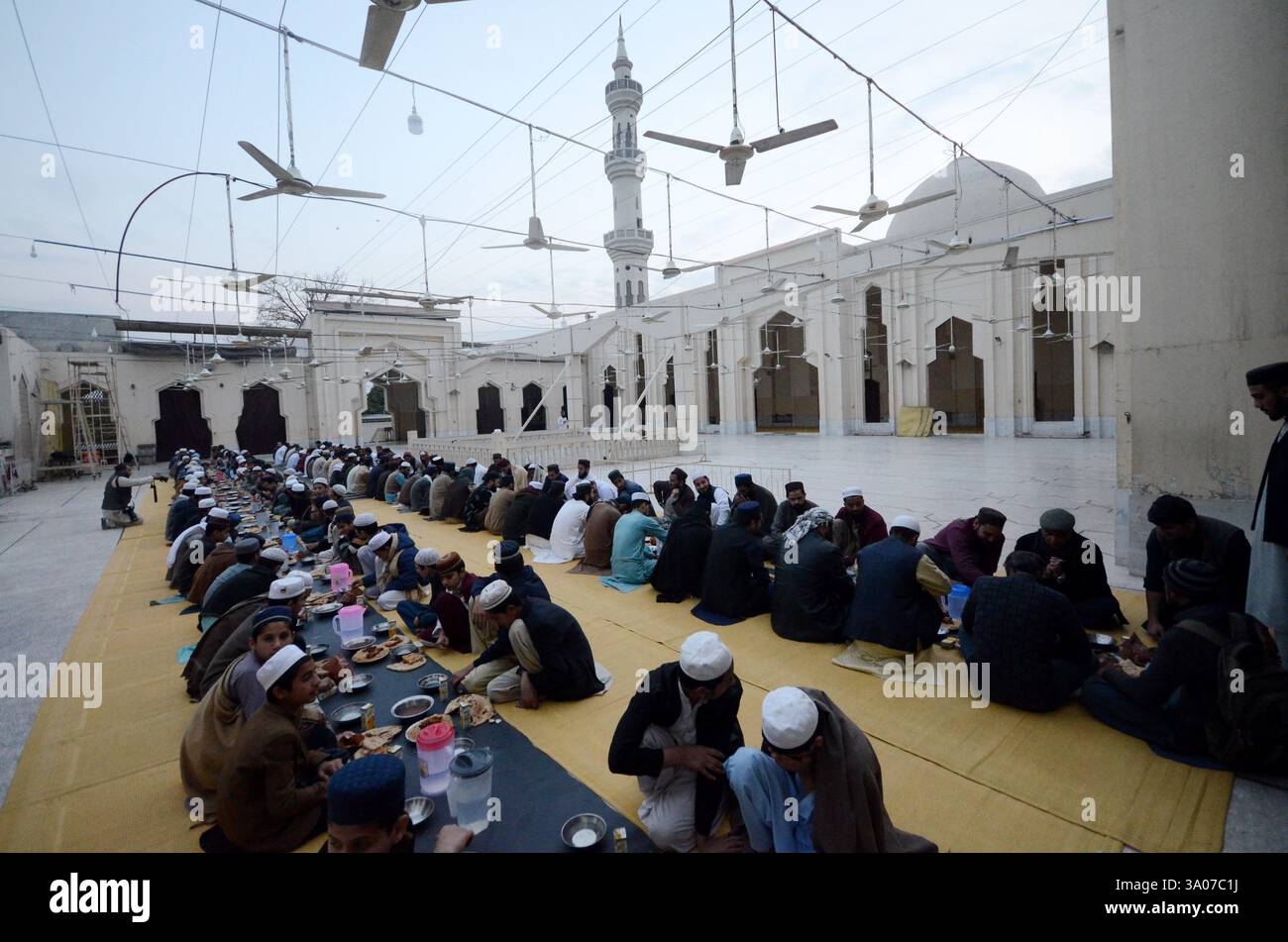 Peshawar, Peshawar, Pakistan. 2nd Mar, 2025. Ramadan in Pakistan's ...