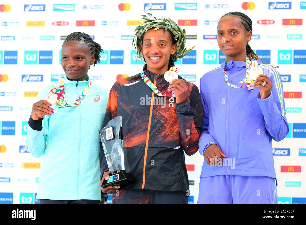 (L-R) Winfridah Moraa Moseti (KEN), Sutume Asefa Kebede, Hawi Feysa ...