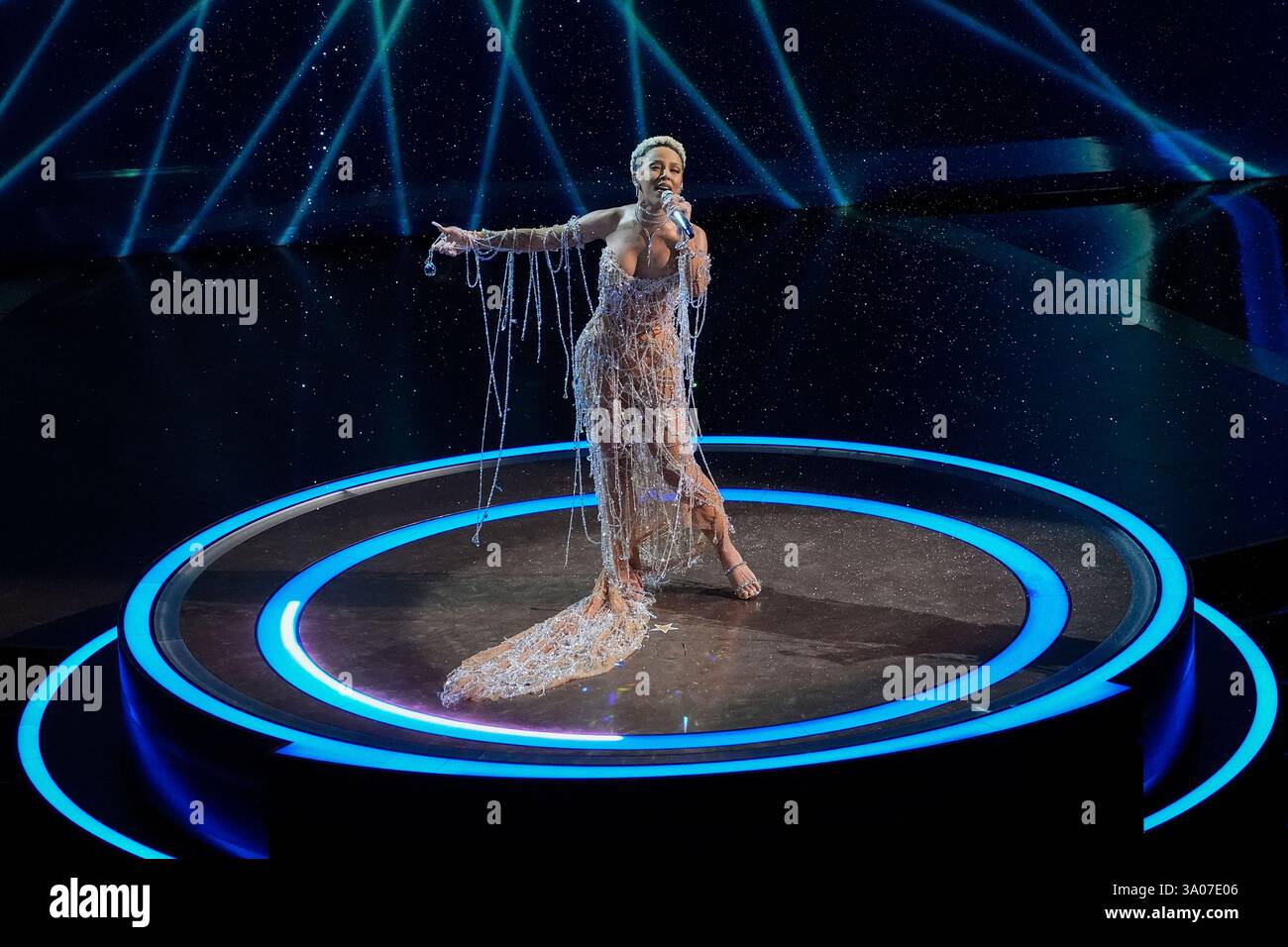 Doja Cat sings "Diamonds are forever" during the Oscars on Sunday ...